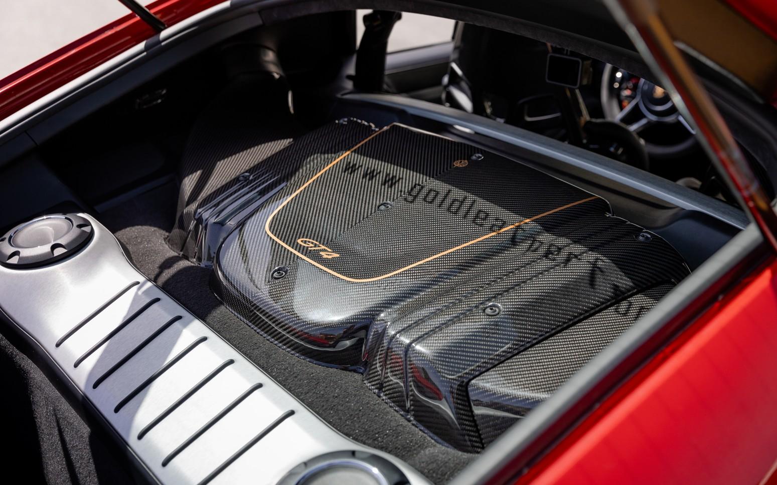 PORSCHE CAYMAN GT4 GOLD LEAF - corners.cz